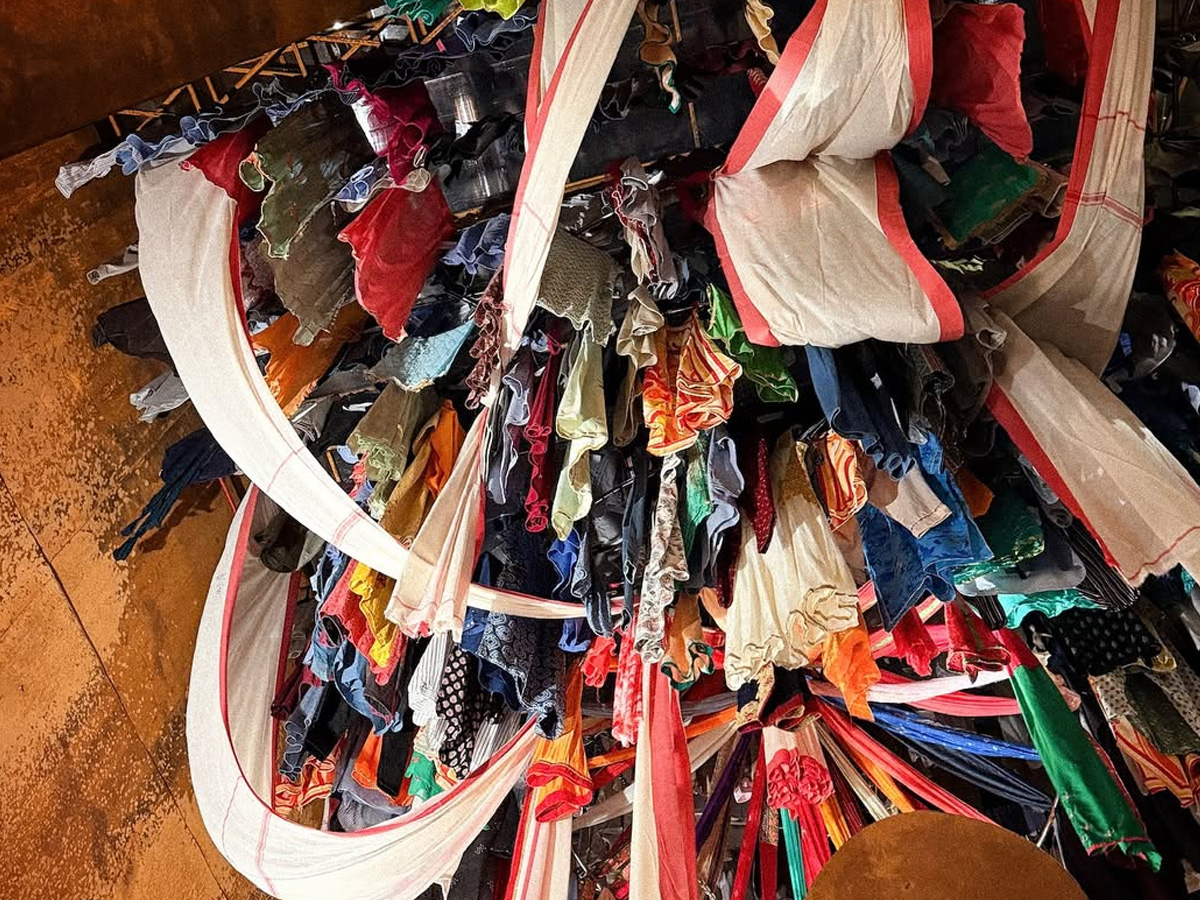 నివేదా థామస్ చీరలో చాలా సింపుల్‌గా (ఫొటోలు) | Actress Nivetha Thomas Visits Durga Idols On The ...